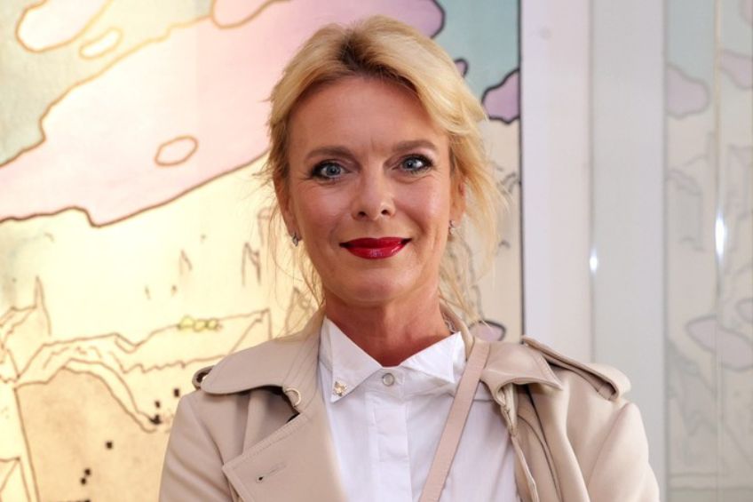 Lucie Benešová si se synem dojela pro zásobu dřeva. Šikovná herečka se ... Lucie Benešová si se synem dojela pro zásobu dřeva. Šikovná herečka se ...