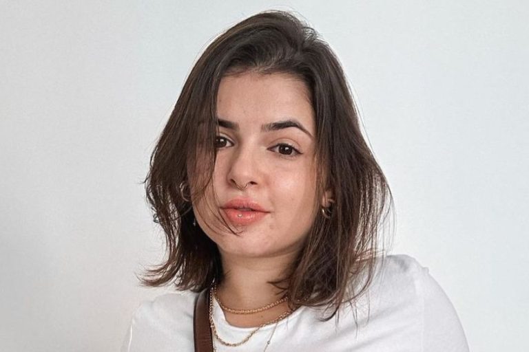 Modelku vyhodili ze supermarketu, protože byla spoře oděná. Může za to ...